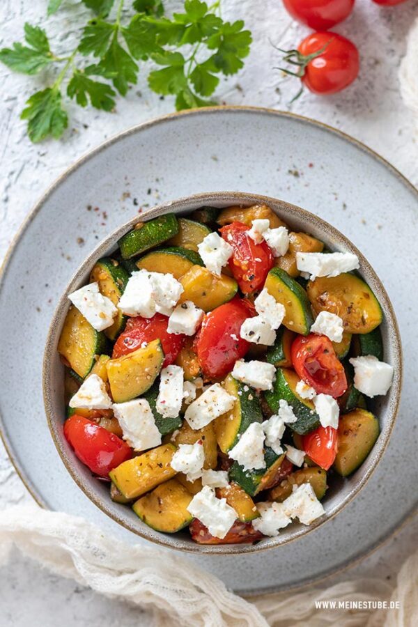 Zucchini-Pfanne mit Feta und Tomaten - Meinestube
