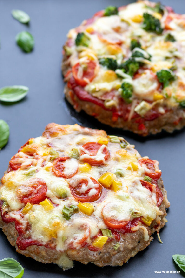 Hackfleisch-Pizza: Rezept mit Hackboden & viel Gemüse - Meinestube